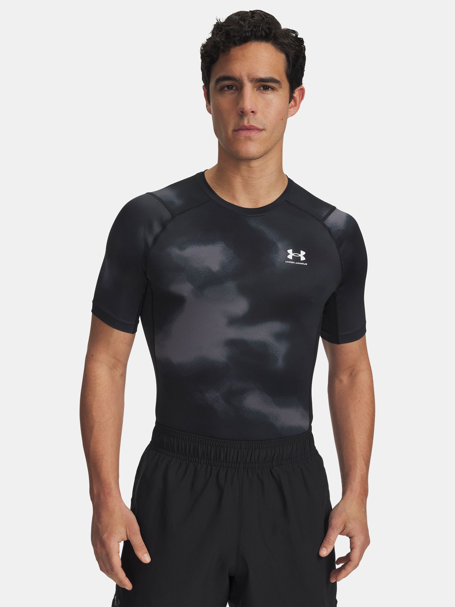 Pánske tričko Under Armour UA HG Armour Printed SS-BLK | underarmour.sk